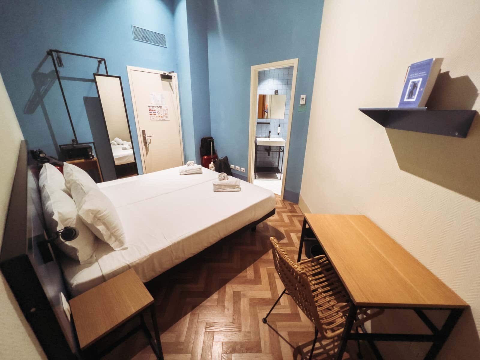 Checking in to Yellowsquare Hostel in Florence – Finding Alexx